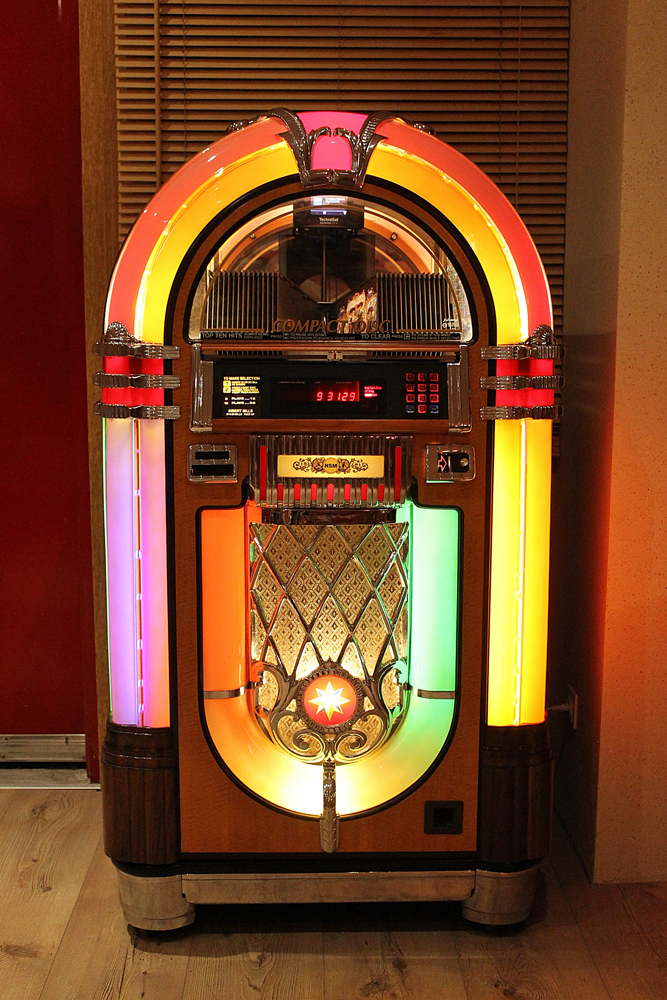 Wurlitzer Musikbox und NSM Jukebox mit moderner Technik