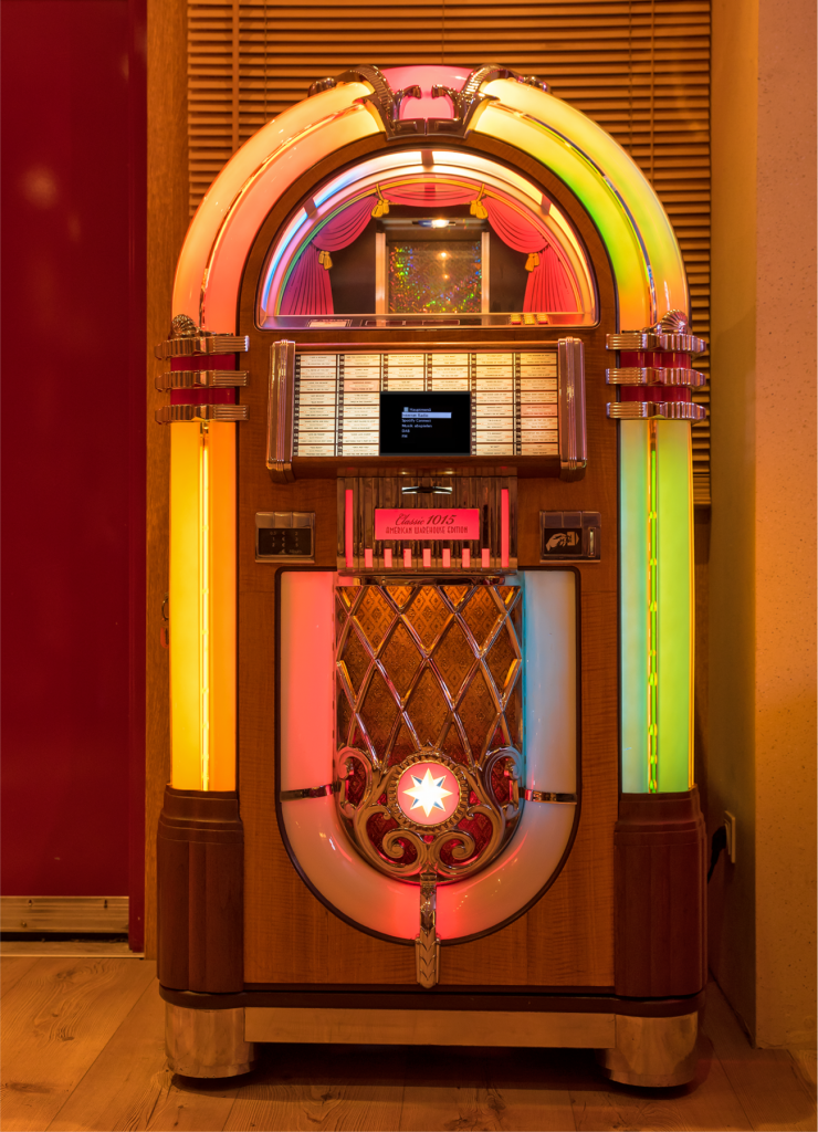Wurlitzer Musikbox und NSM Jukebox mit moderner TechnikAmerican Warehouse