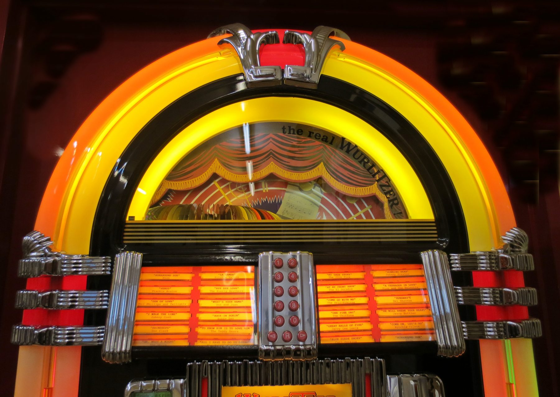 Wurlitzer Musikbox und NSM Jukebox mit moderner Technik