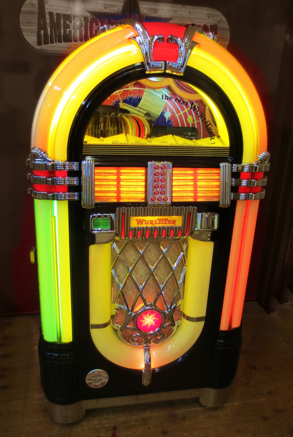Wurlitzer Musikbox und NSM Jukebox mit moderner TechnikAmerican Warehouse